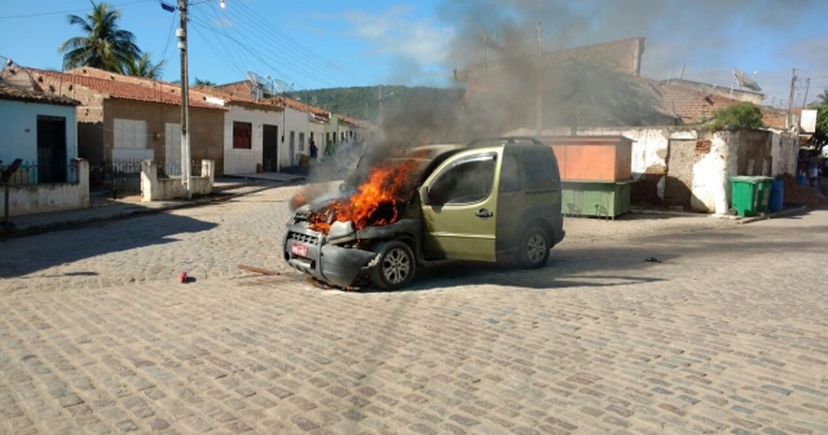 Susto: carro pega fogo e fica parcialmente destruído em praça no ...