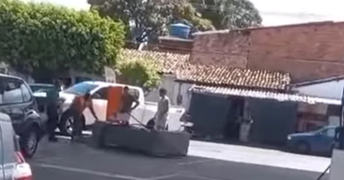 [Vídeo] Carro derruba bomba de combustível em posto na Ponta da Terra | 7Segundos - Maceió