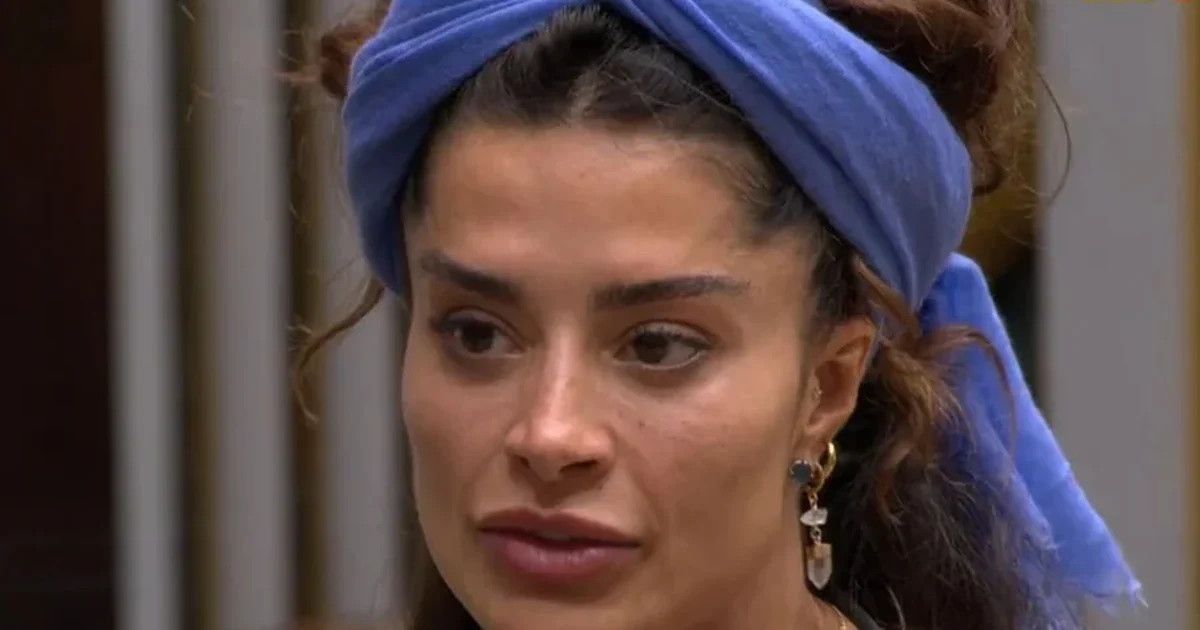 BBB 26: o motivo por trás do lenço que Aline Campos usa todos os dias ...