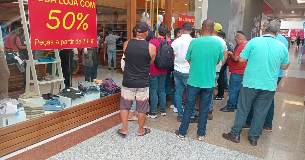 Clientes se aglomeram em porta de loja em shopping de Arapiraca após ...
