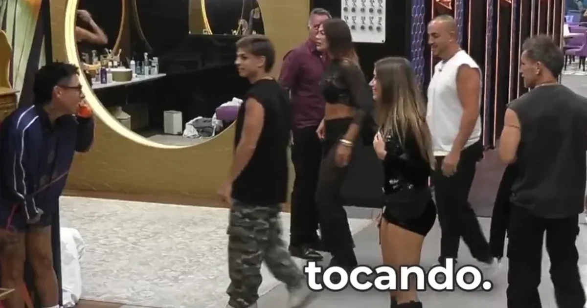 Brother atende Big Fone nu após sair do banheiro: “Cagando e andando ...